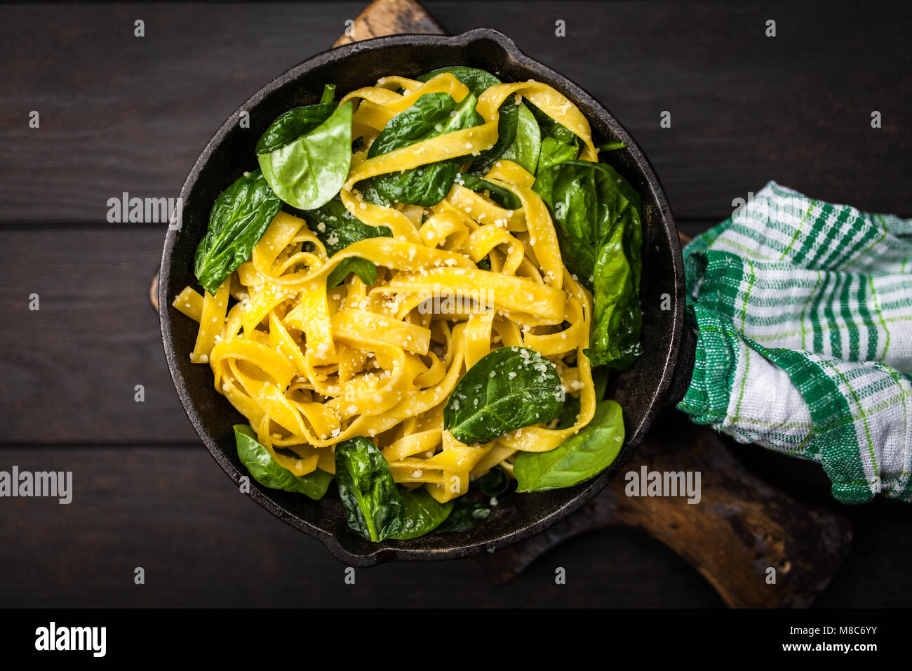 Spinach tagliatelle pasta Stock Photo - Alamy