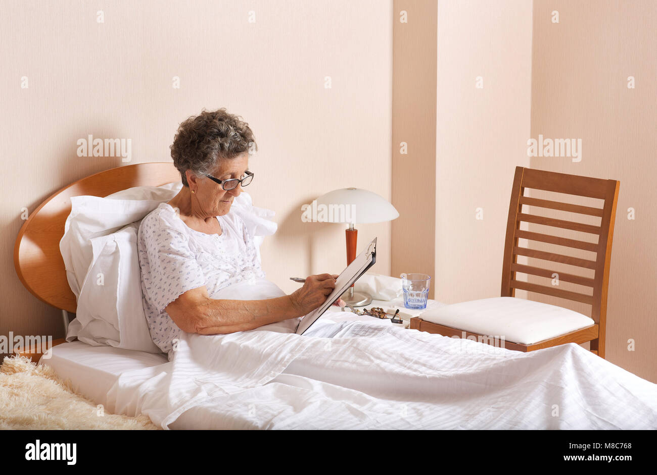 Old woman with senior social work assistant Stock Photo - Alamy