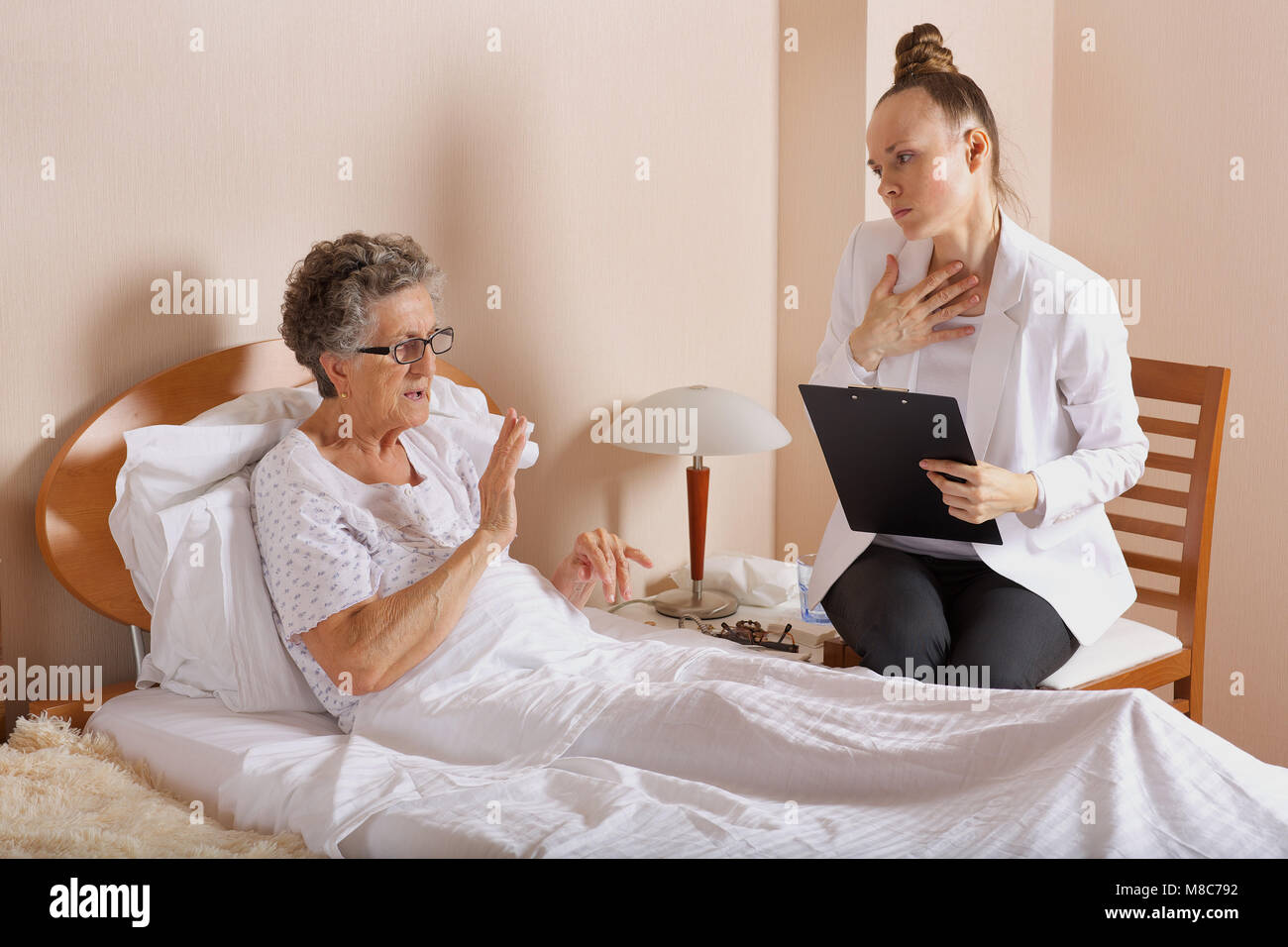 Old woman with senior social work assistant Stock Photo - Alamy