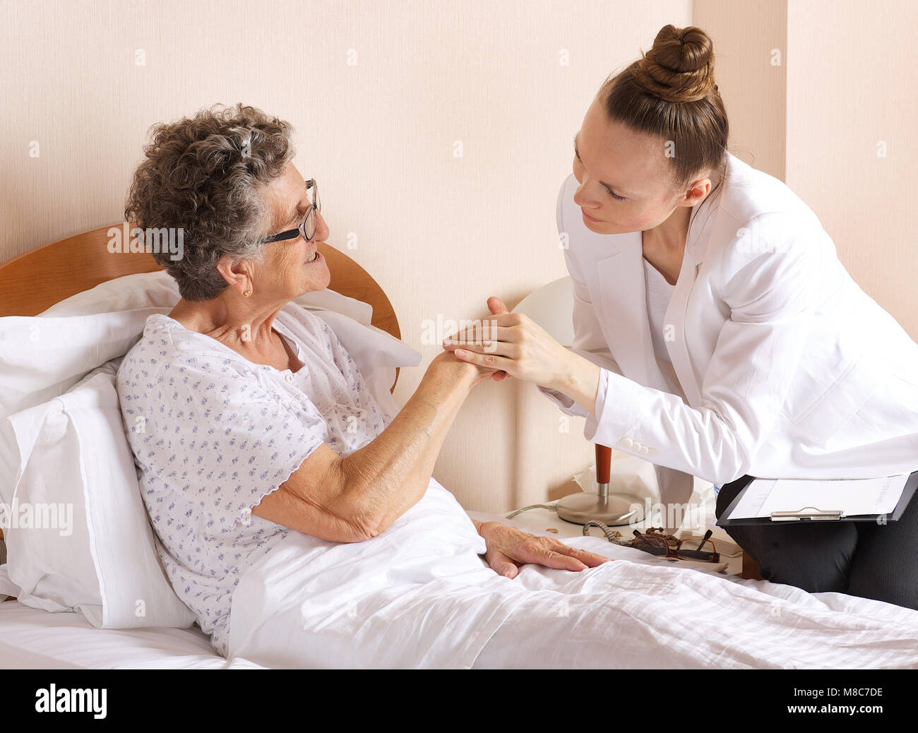 Old woman with senior social work assistant Stock Photo - Alamy