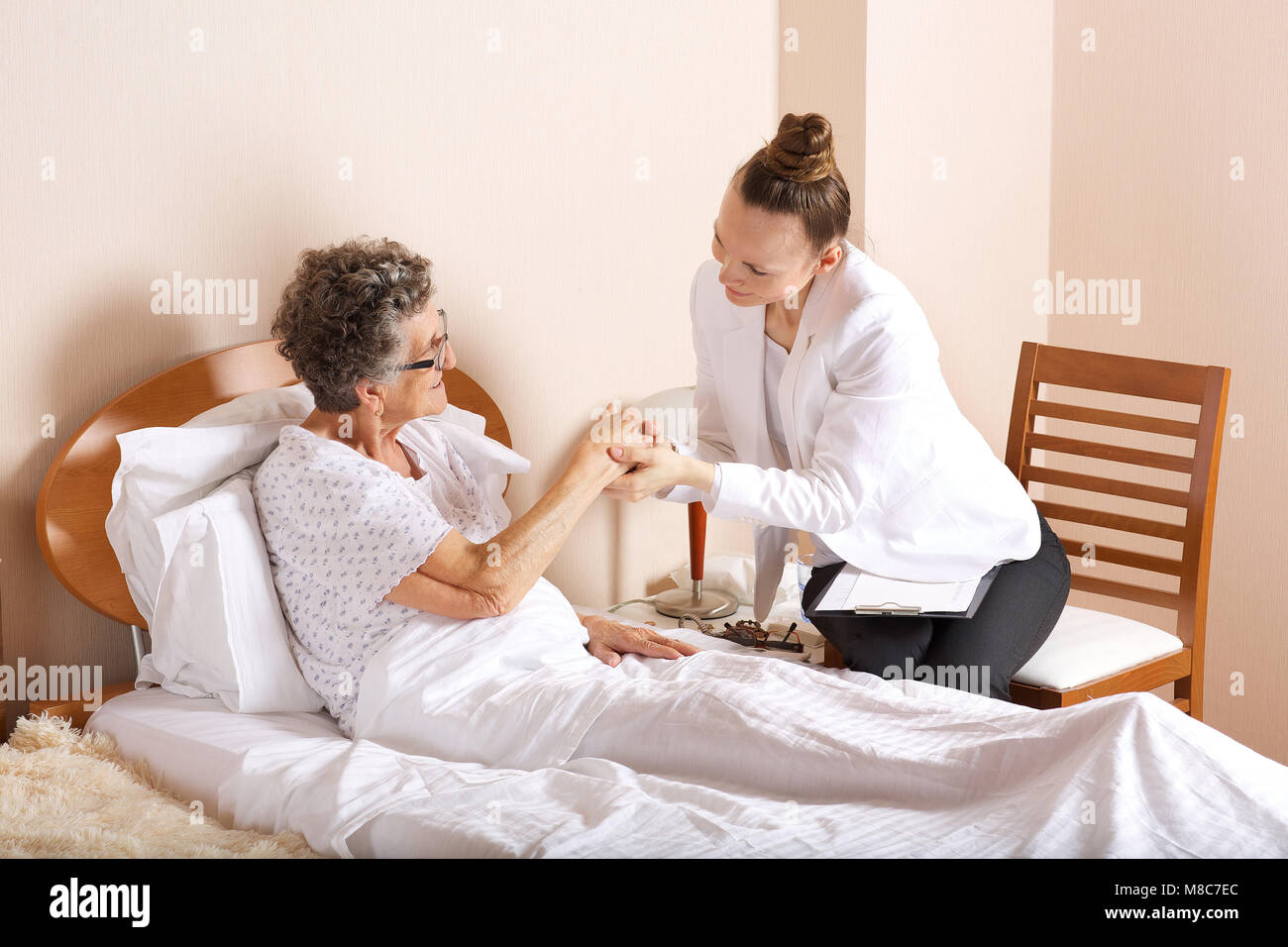 Old woman with senior social work assistant Stock Photo - Alamy