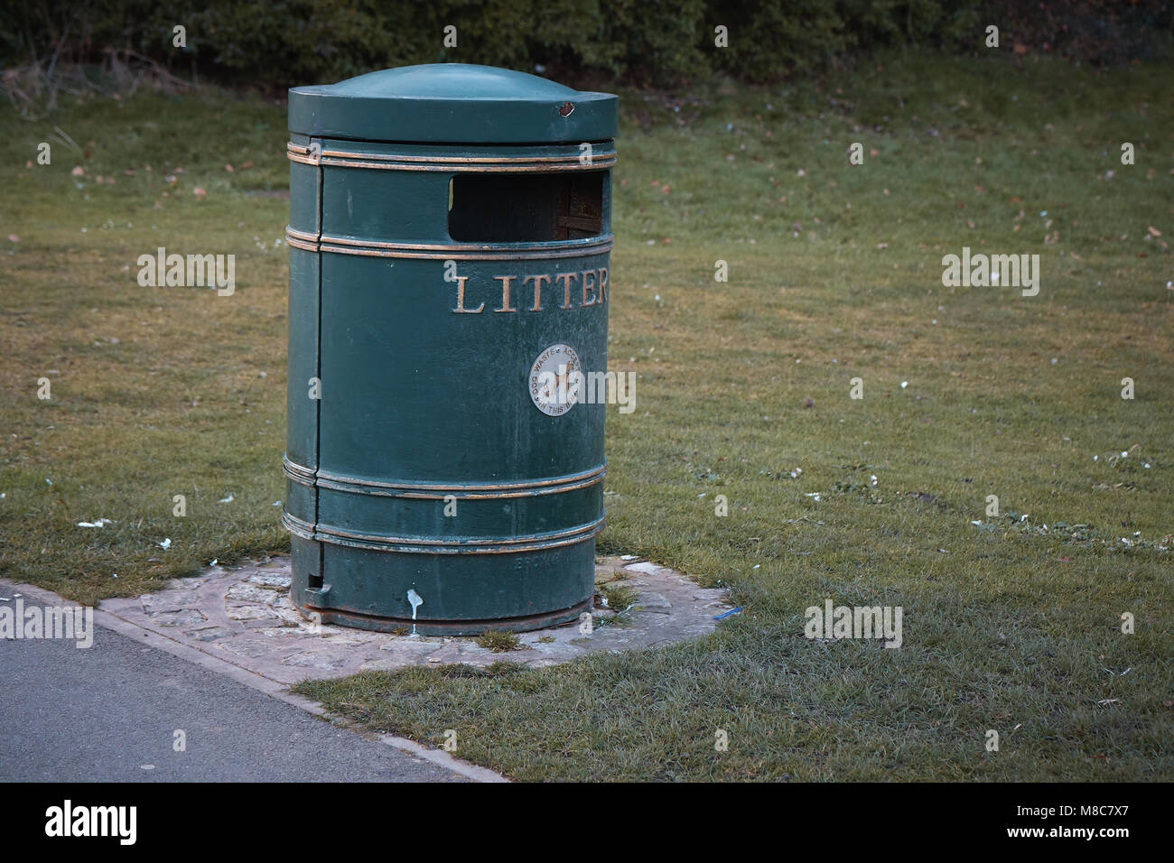 The litter bin in public park and litter around Stock Photo - Alamy