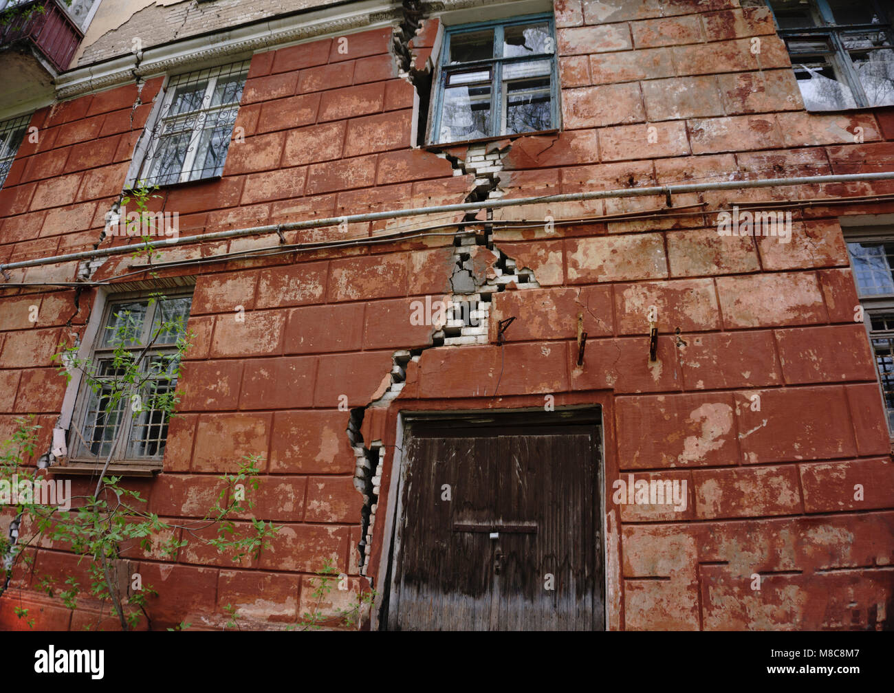 crumbling buildings large crack Stock Photo - Alamy