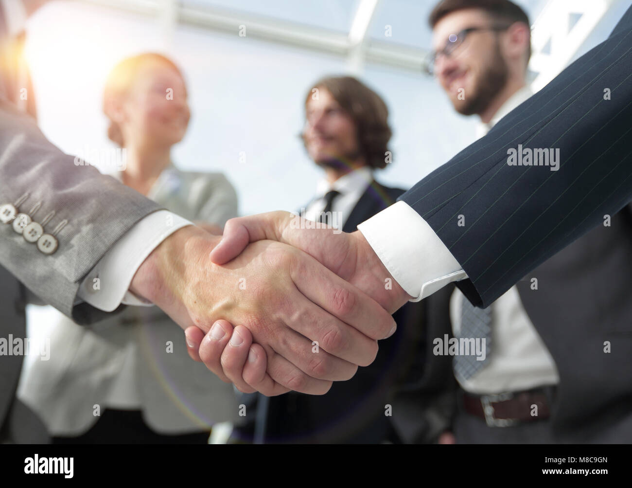 welcome and handshake business people Stock Photo - Alamy