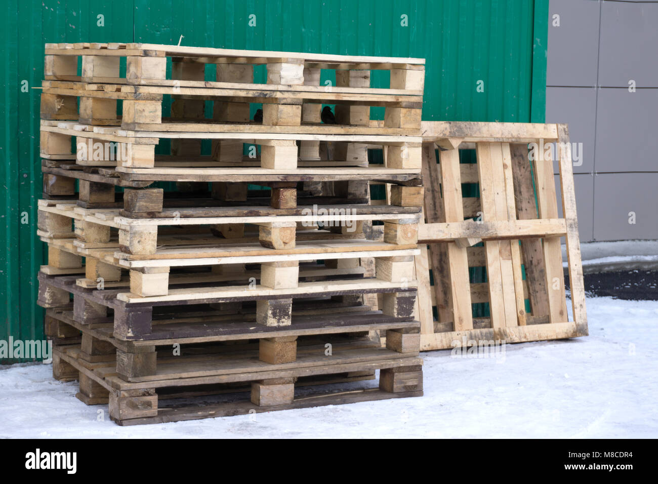new condition of brown wooden pallets for product distribution and ...