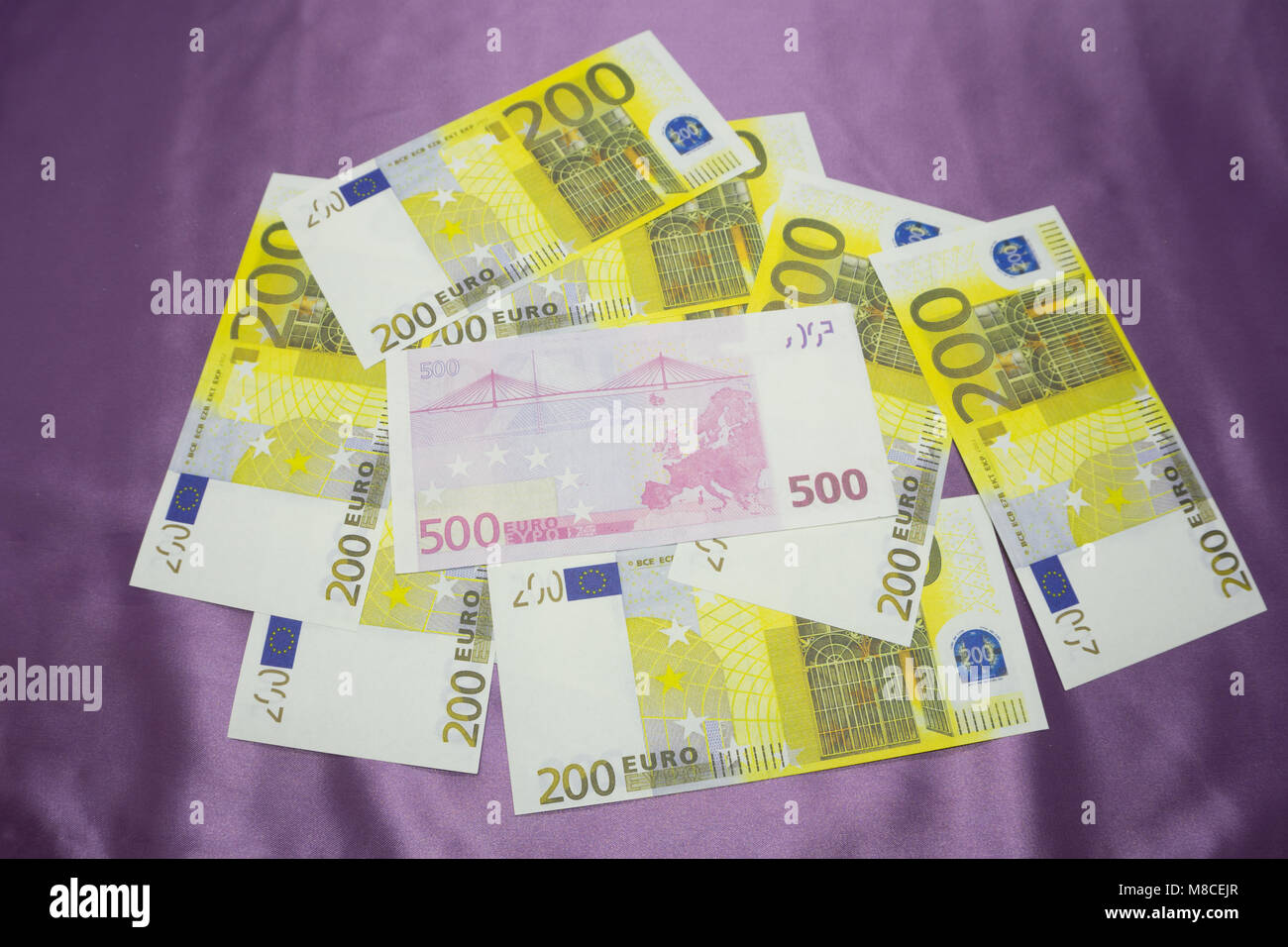 200, 500 Euro notes background texture - mingled pile Stock Photo - Alamy