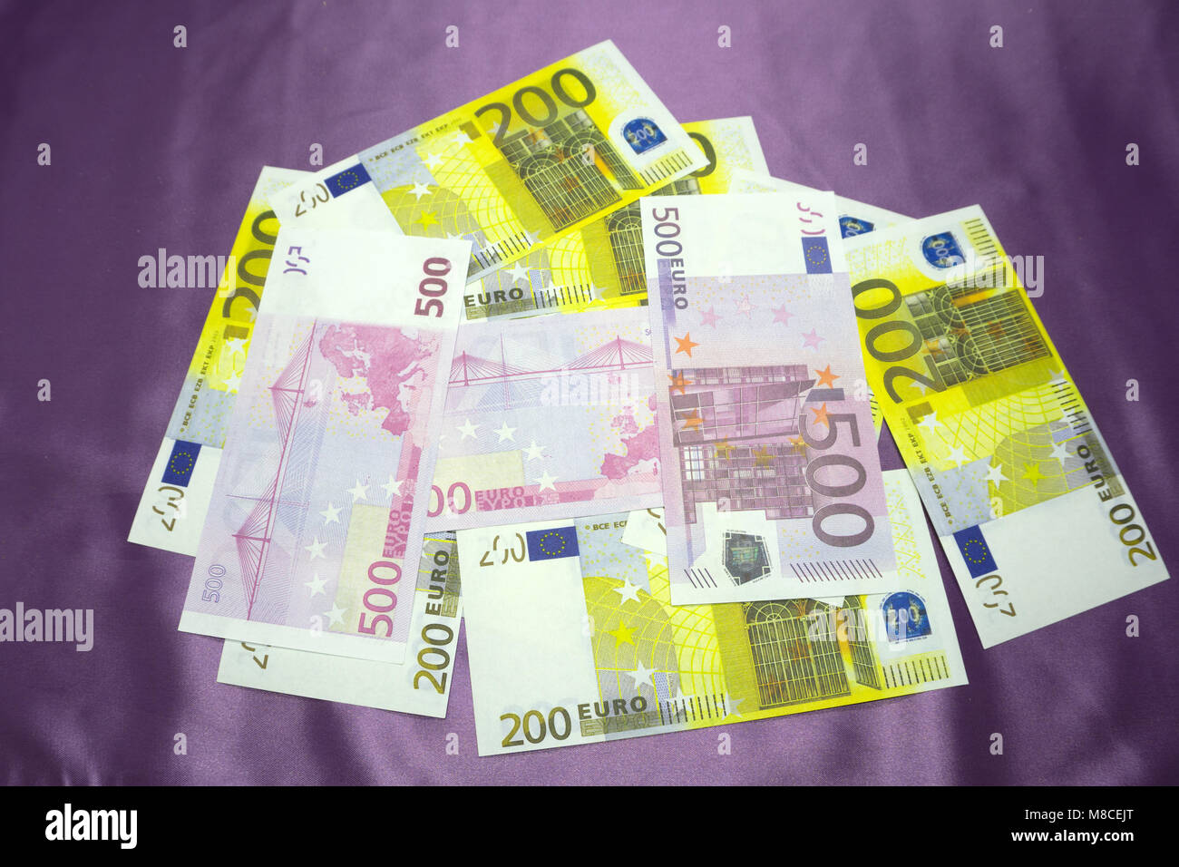 200, 500 Euro notes background texture - mingled pile Stock Photo - Alamy