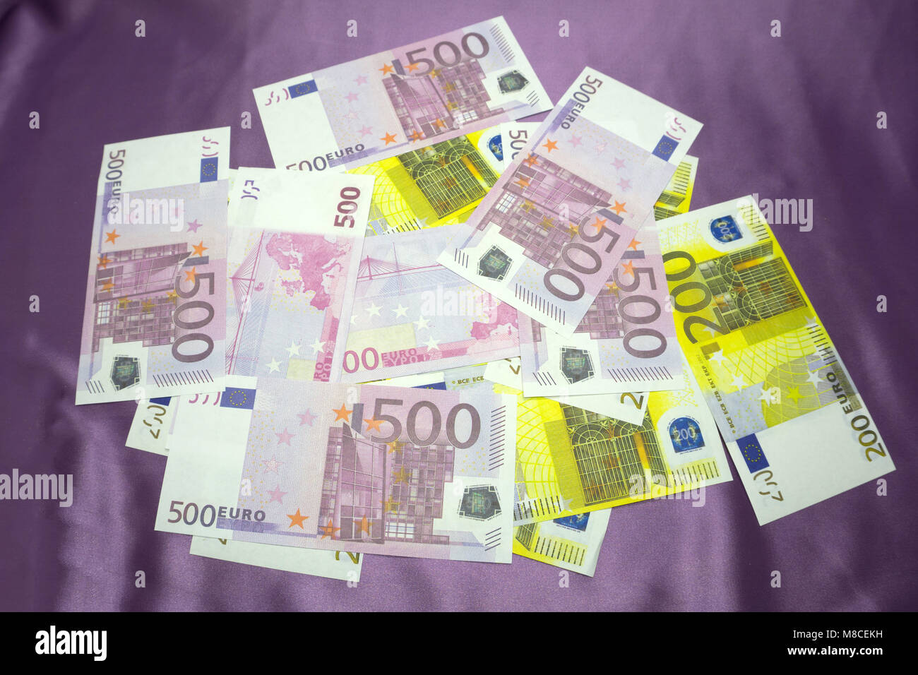 200, 500 Euro notes background texture - mingled pile Stock Photo - Alamy