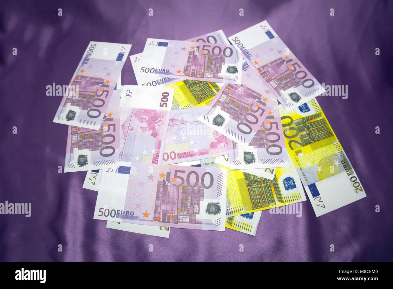 200, 500 Euro notes background texture - mingled pile Stock Photo - Alamy