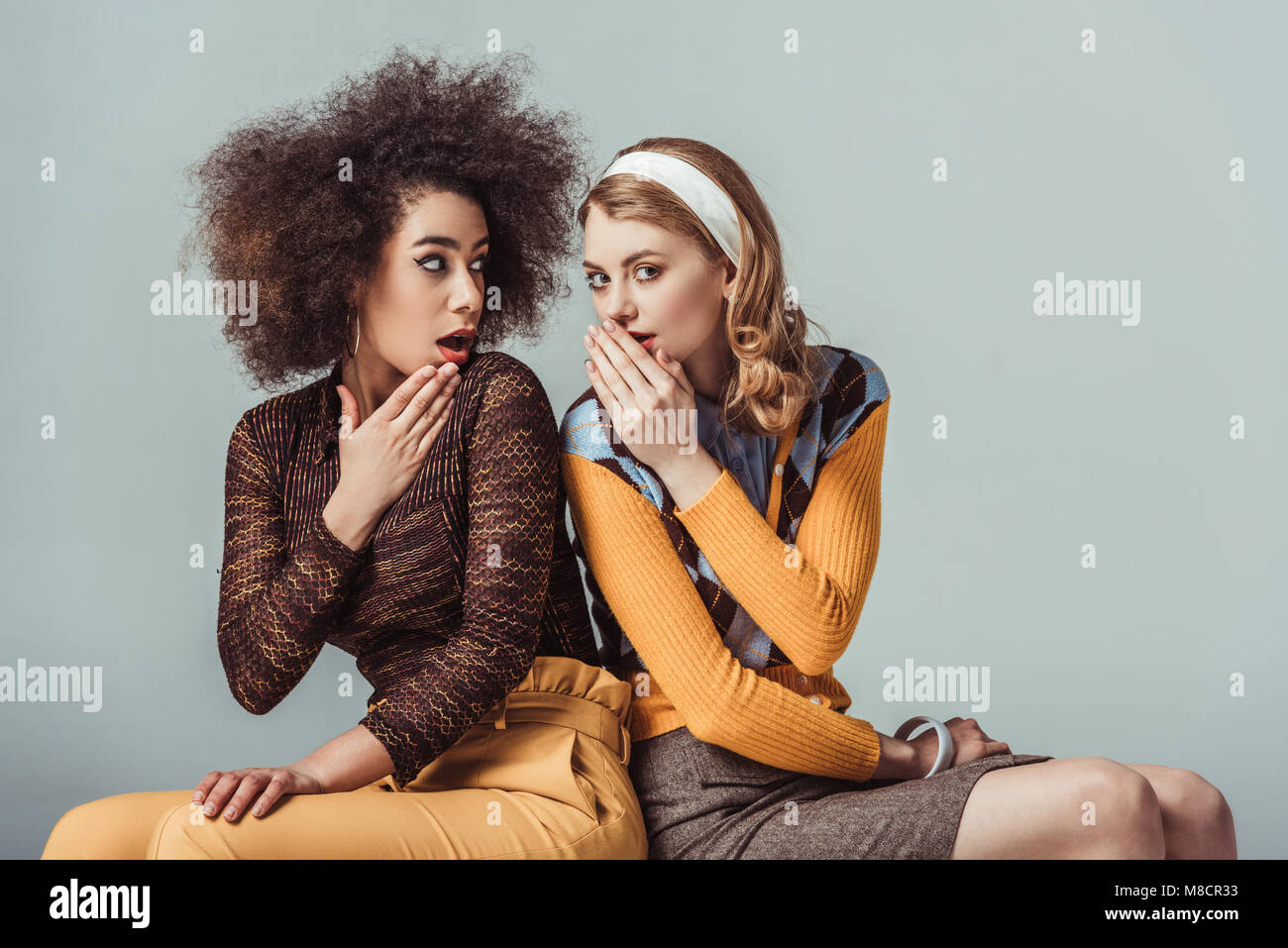 Women gossiping retro hi-res stock photography and images - Alamy