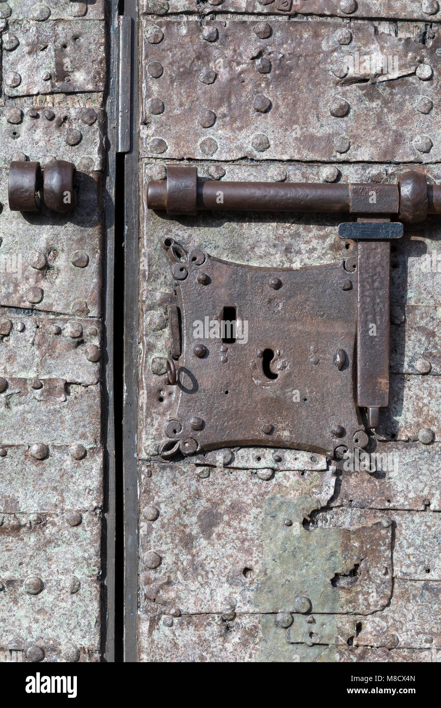 Heavy metal medieval door hi-res stock photography and images - Alamy