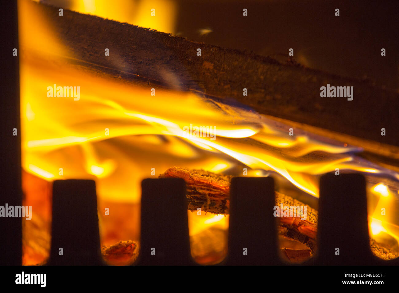 Timber burning in a mutli fuel stove Stock Photo - Alamy