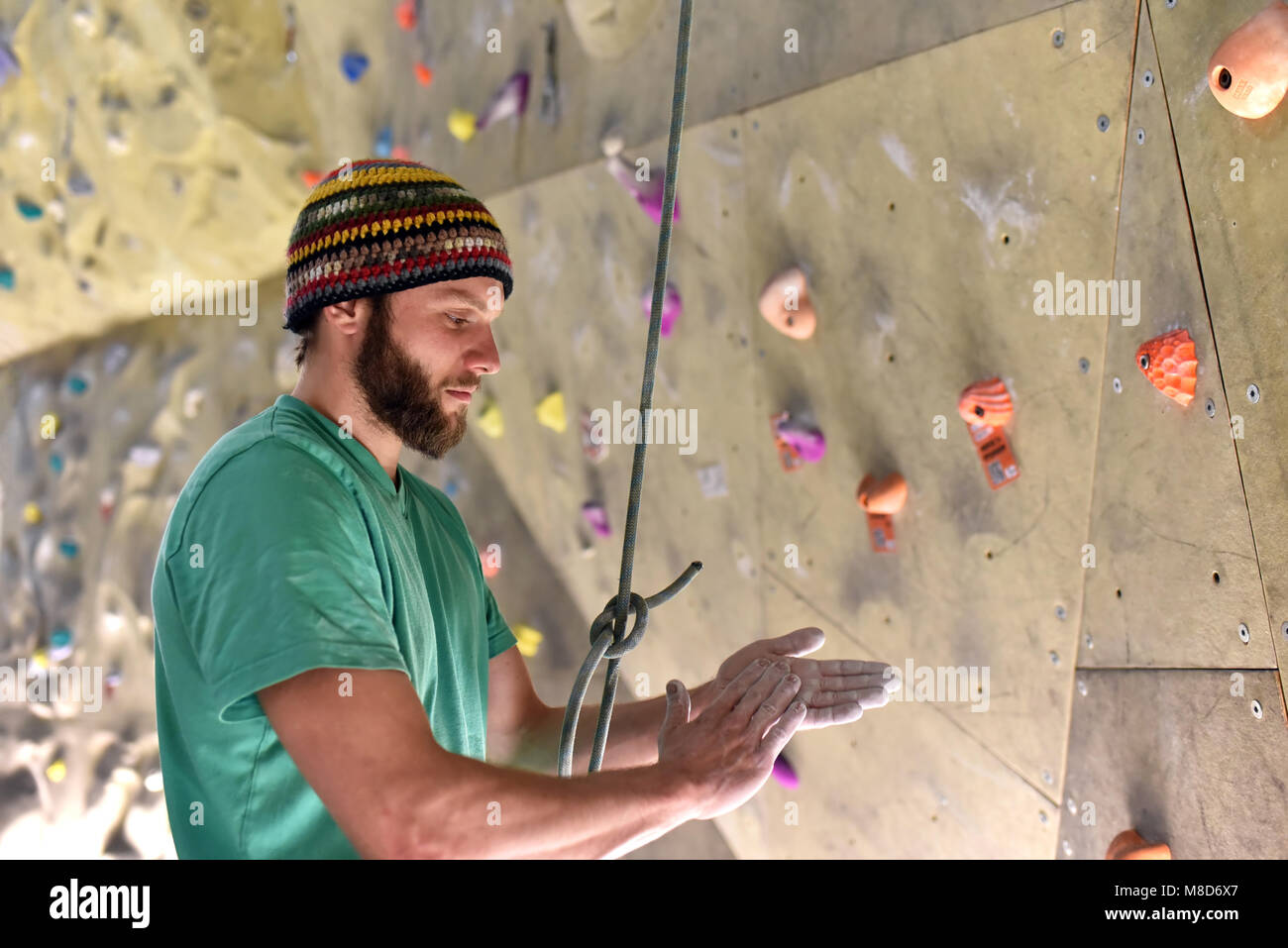 sportsman in a boulder hall rubs your hands with chalk, preparation ...