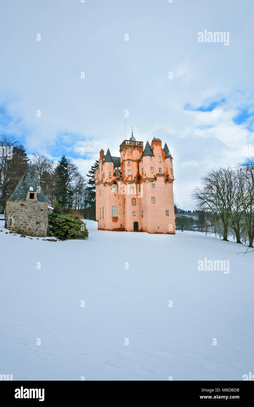 Scottish castle snow hi-res stock photography and images - Alamy