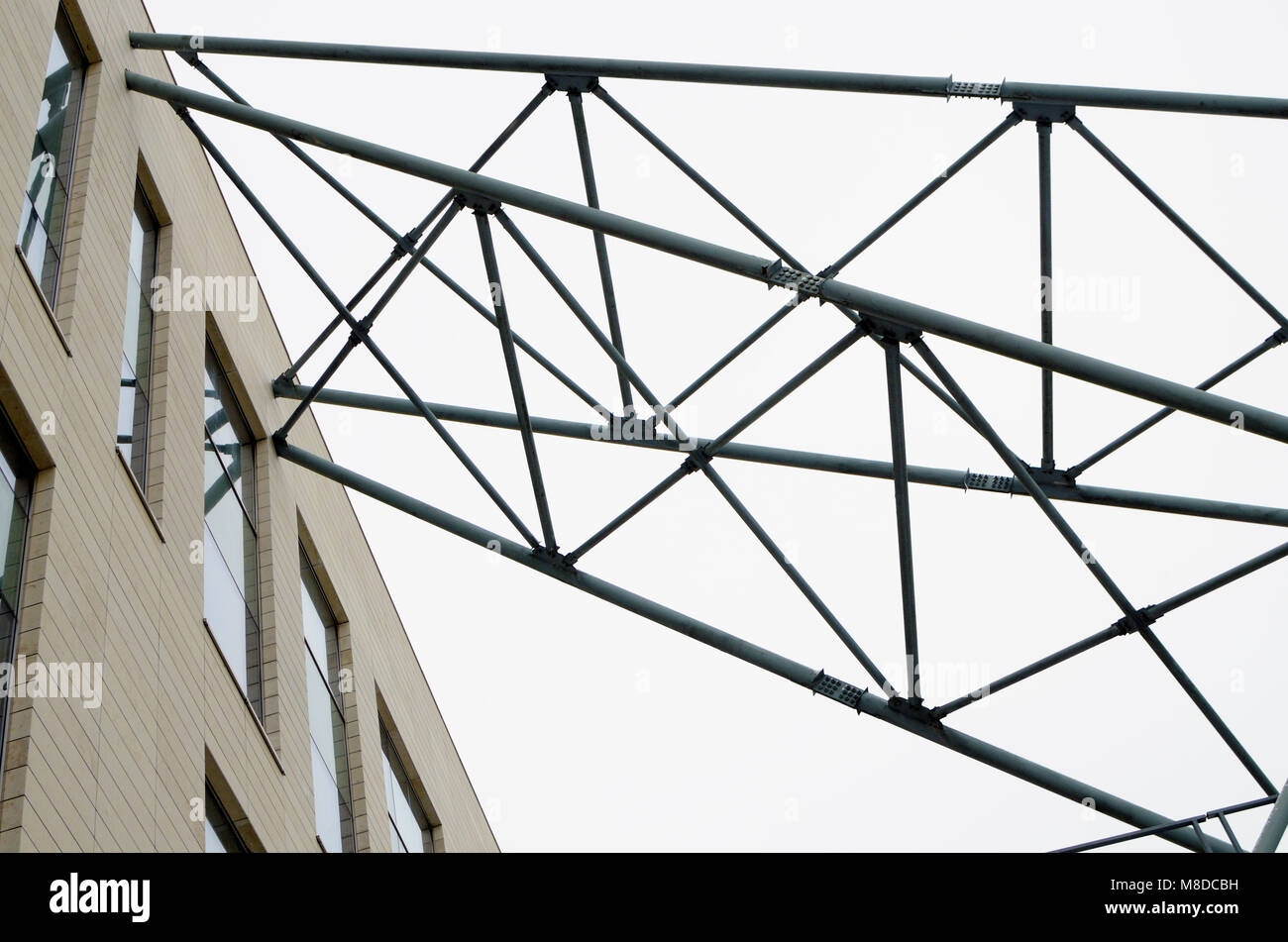 Suspension of metal pipes.They fixed the bridge between the buildings ...