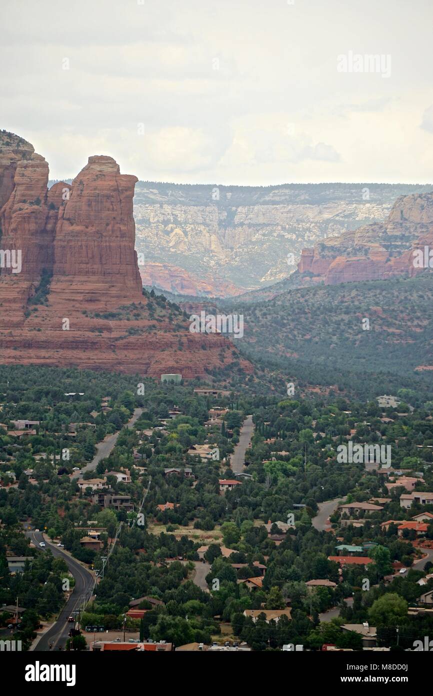 Sedona, Arizona, USA: View of the red rocks and the town of Sedona ...