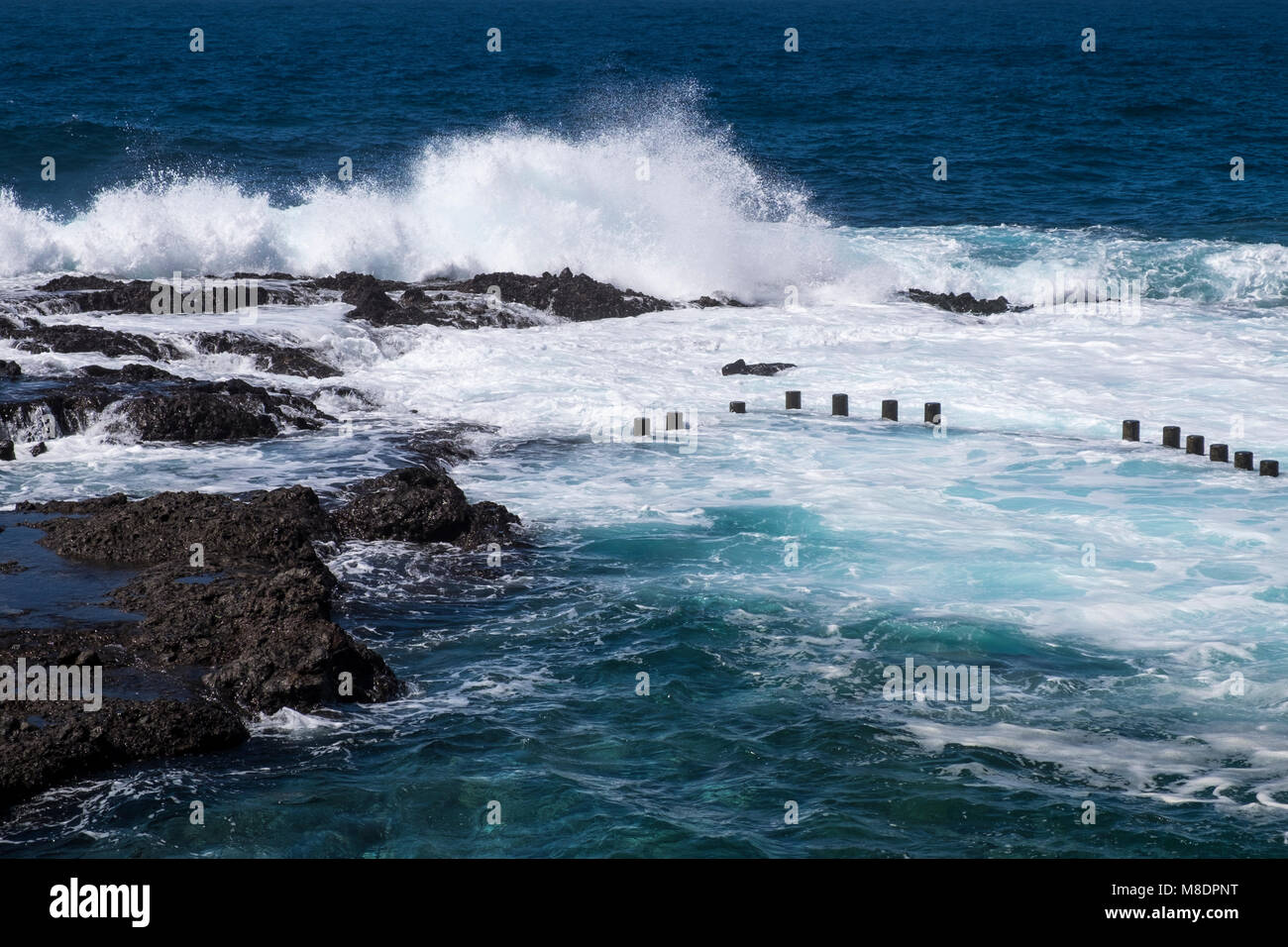 Ocean breaking across rocks hi-res stock photography and images - Alamy