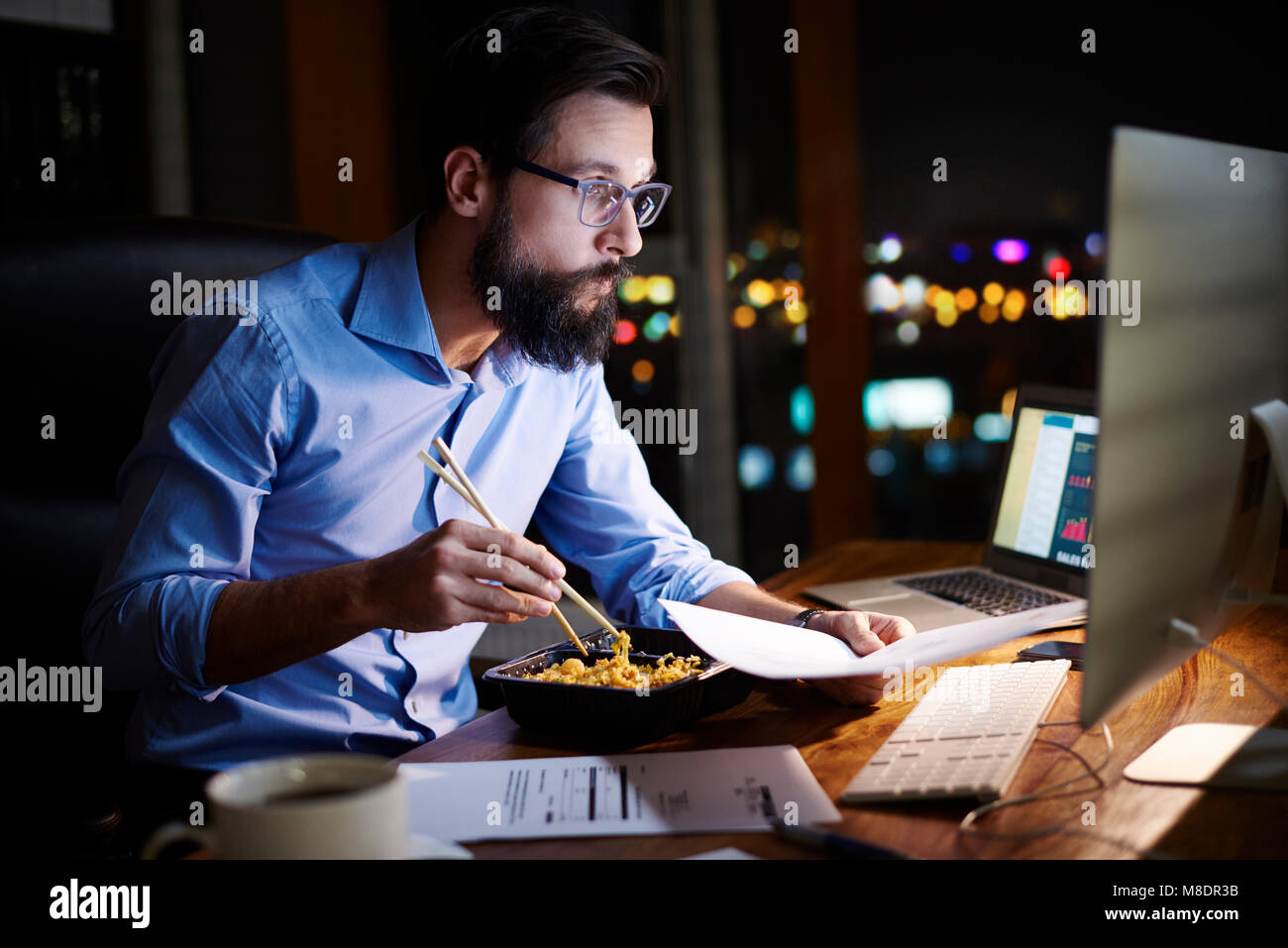 Eating at office desk hi-res stock photography and images - Alamy