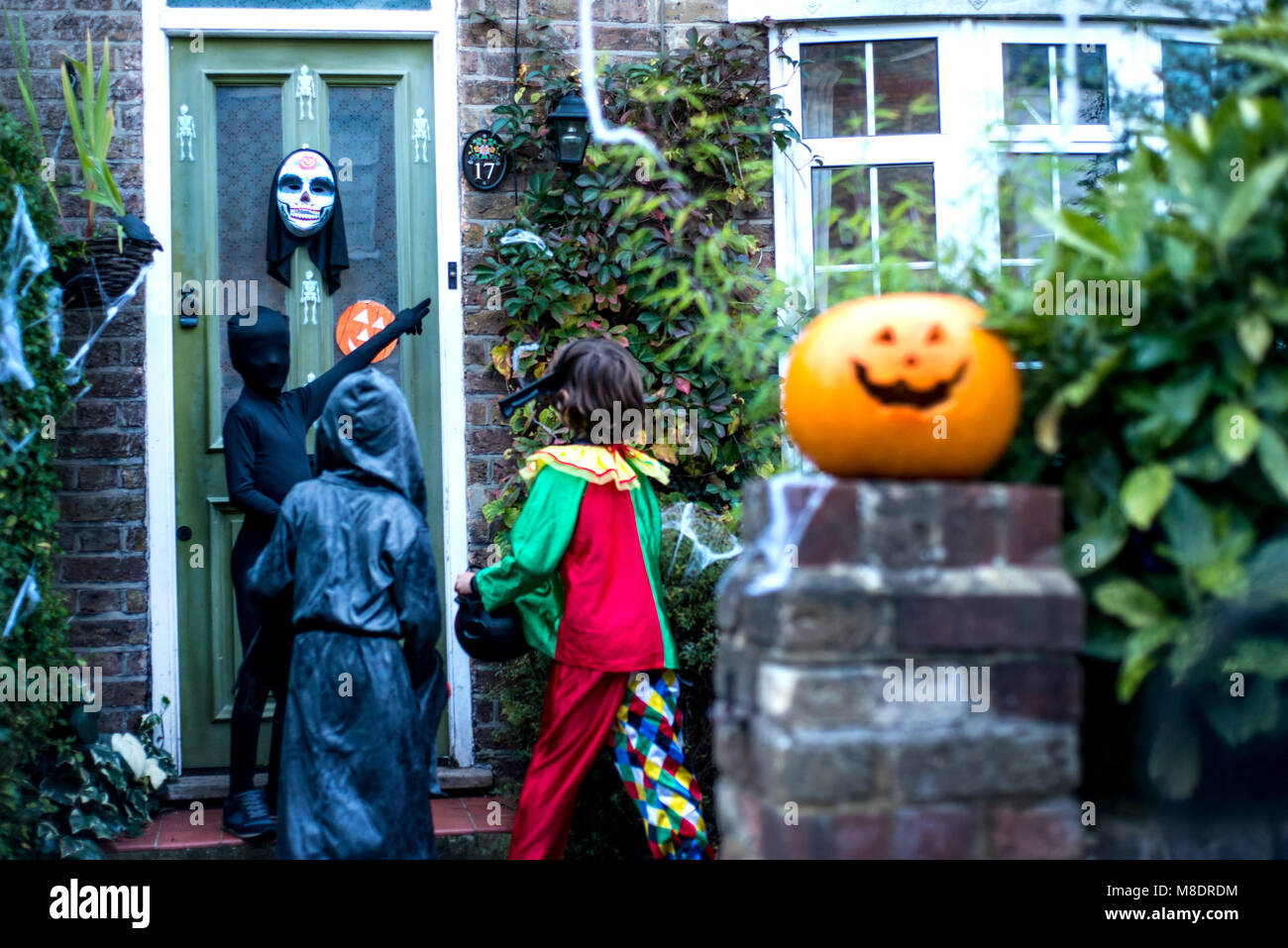 Children halloween door hi-res stock photography and images - Alamy