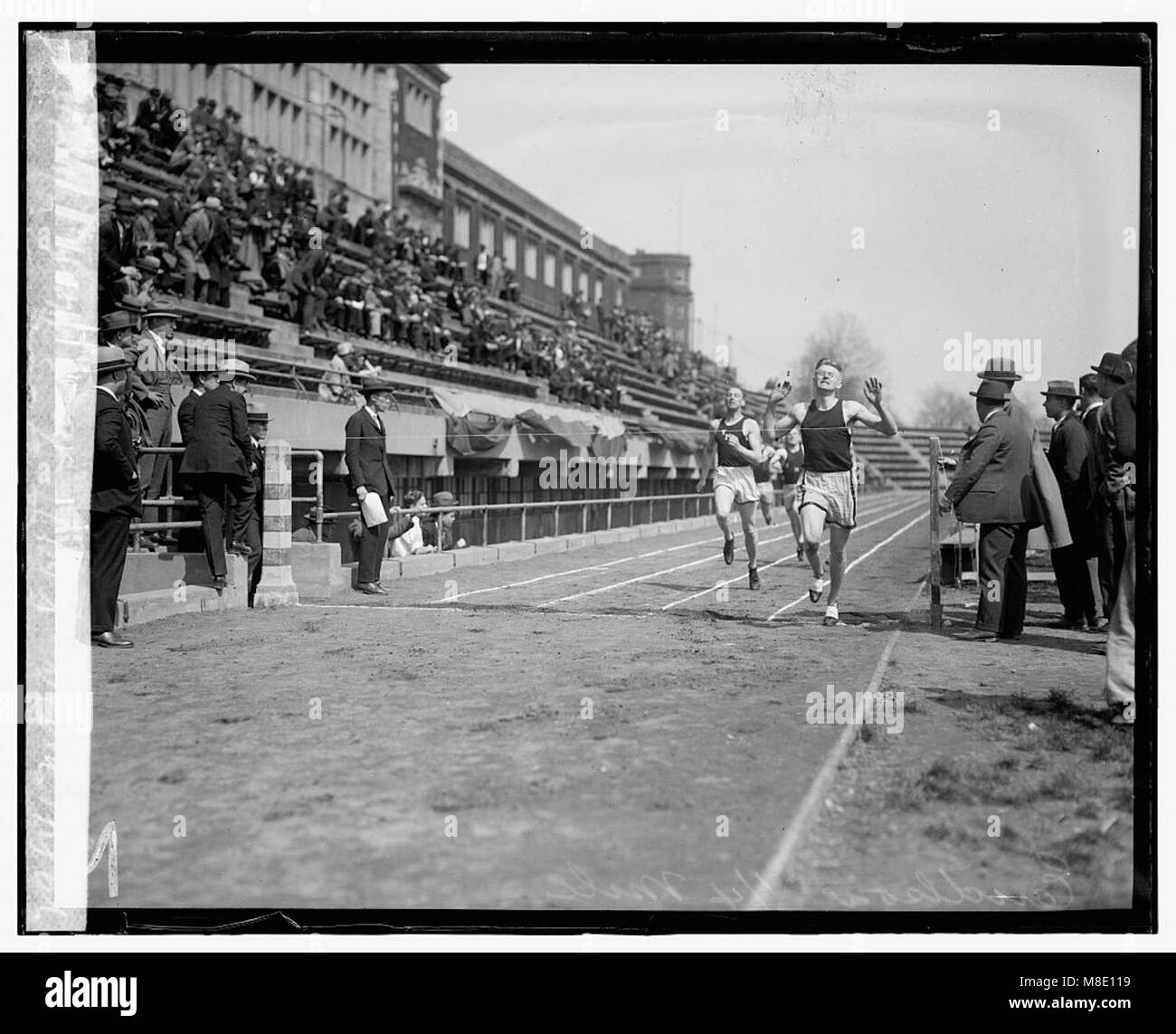 Athletes on track in Black and White Stock Photos & Images - Alamy