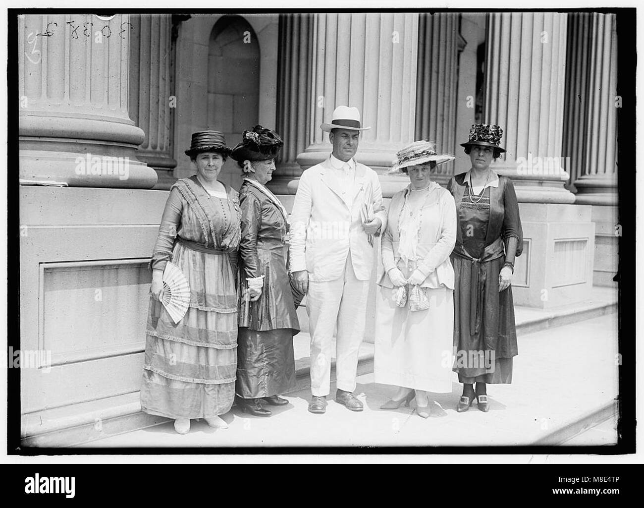 WOMAN SUFFRAGE. SUFFRAGETTES AT CAPITOL LCCN2016870012 Stock Photo - Alamy