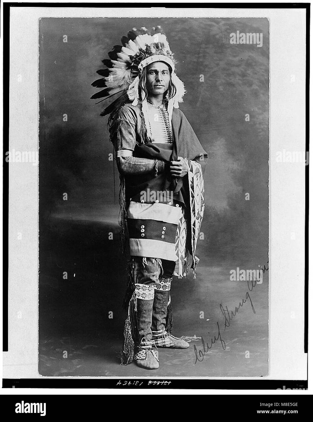Native american chief portrait Black and White Stock Photos & Images ...