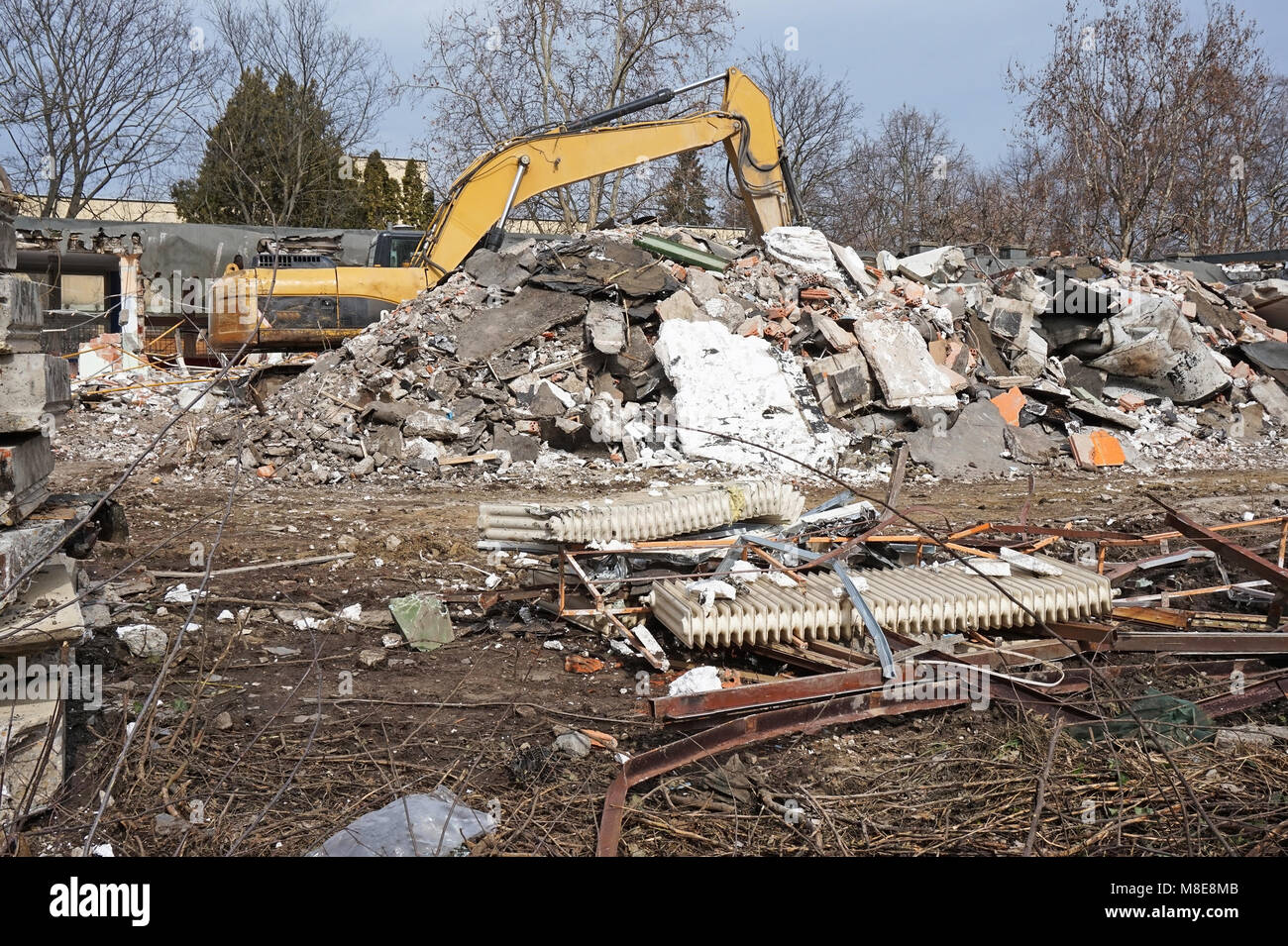 Demolition of an old building in the city Stock Photo - Alamy