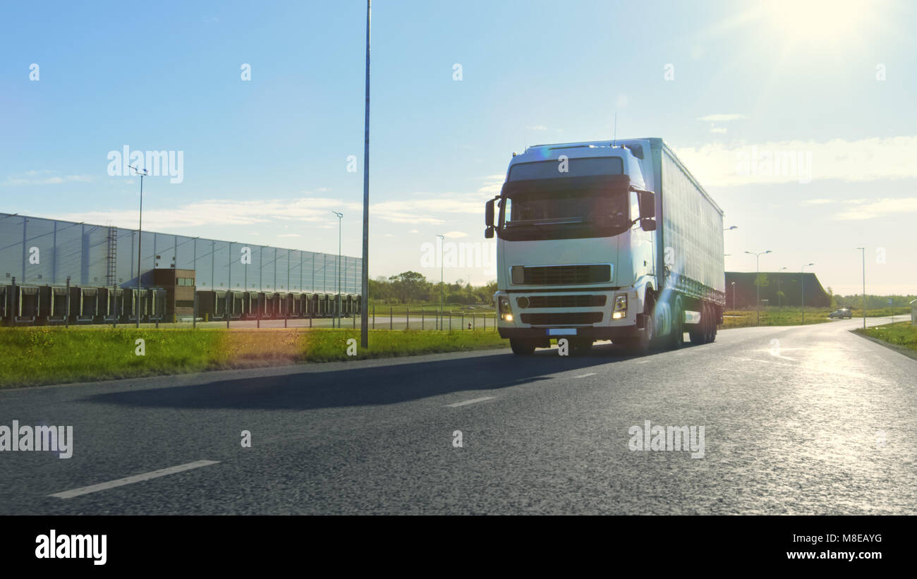 Semi truck pulling empty hi-res stock photography and images - Alamy