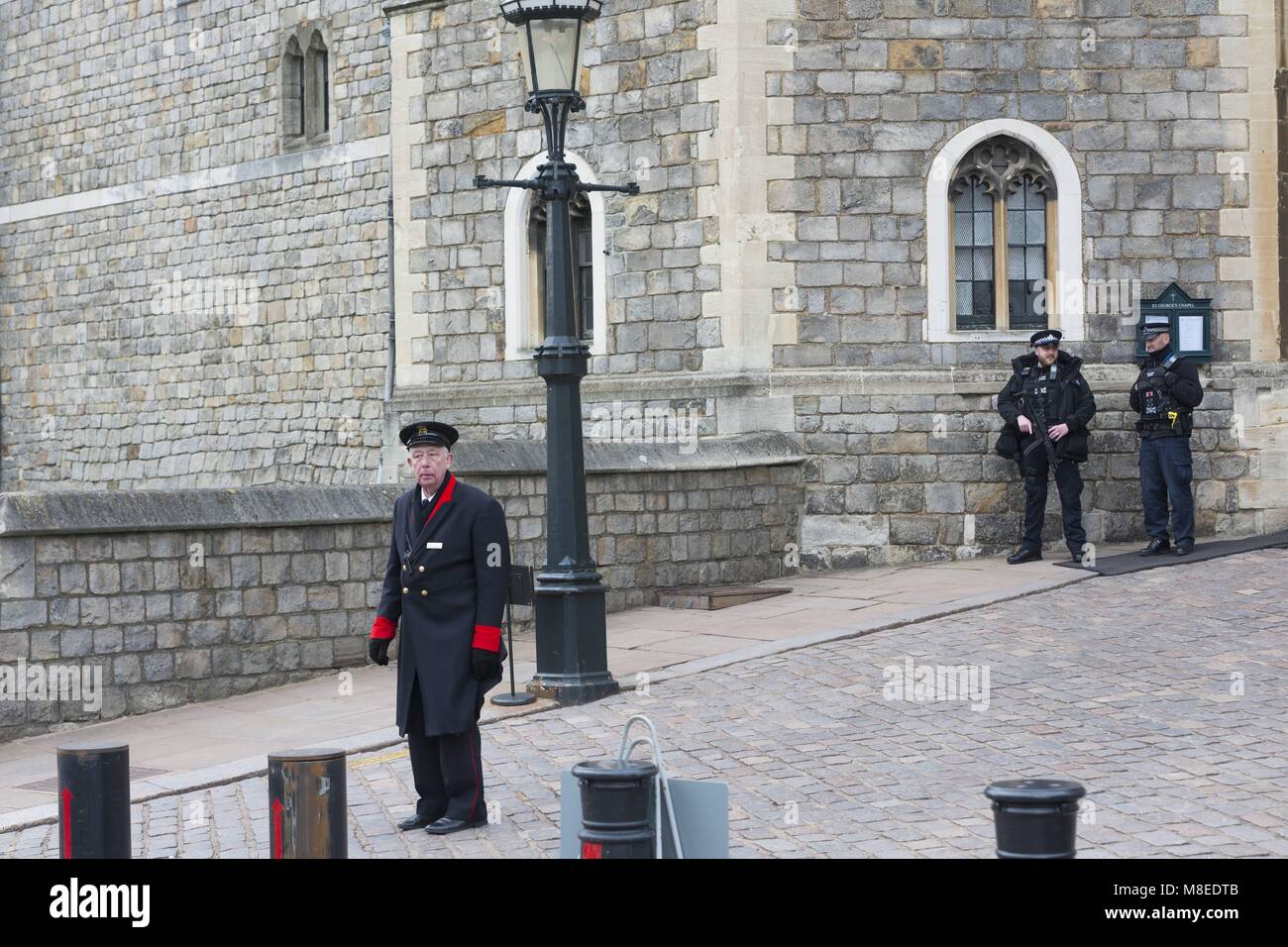 Windsor castle entrance hi-res stock photography and images - Alamy