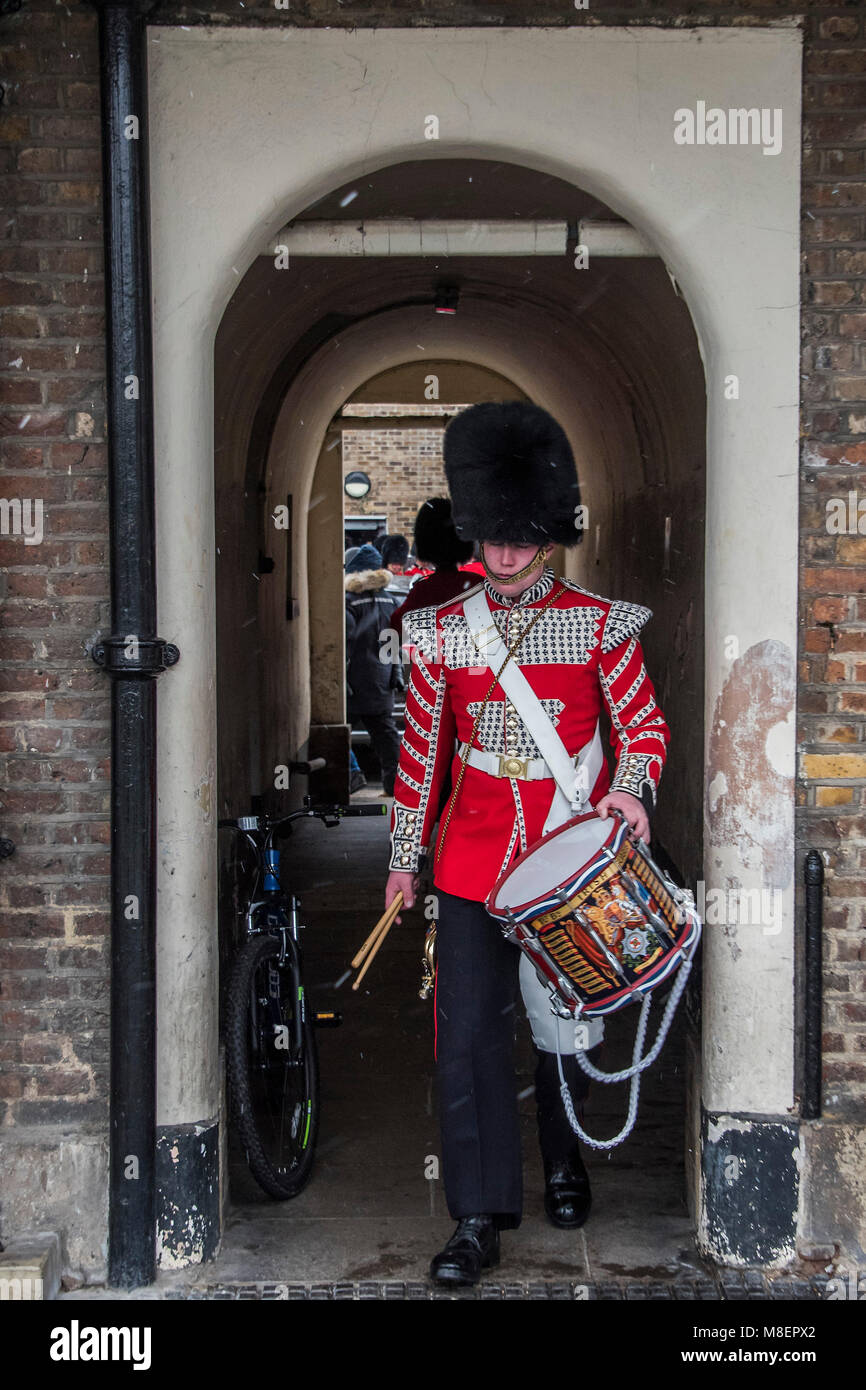 Guards drum uk hi-res stock photography and images - Alamy