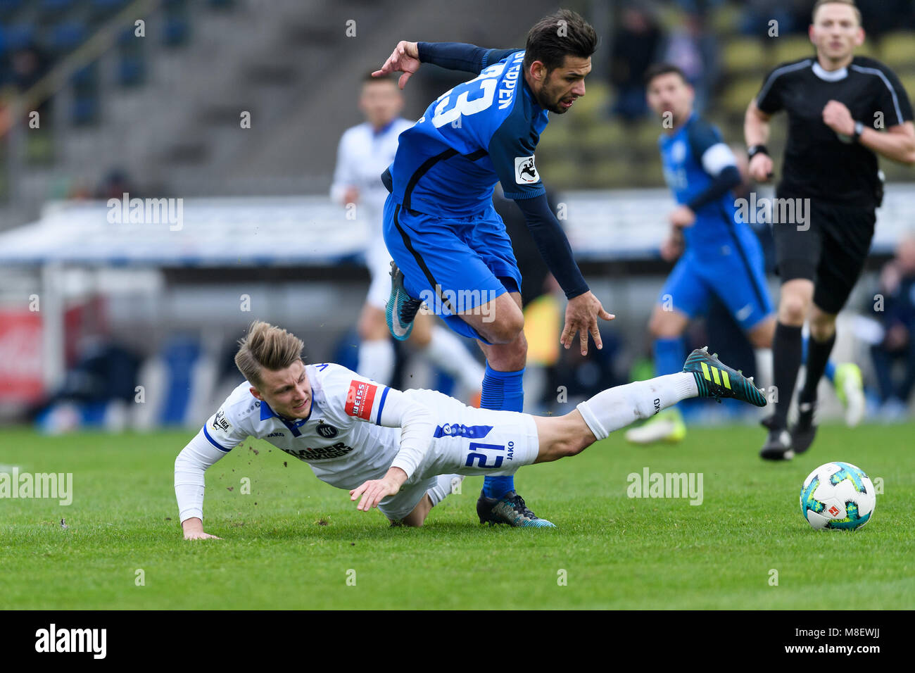 Karlsruhe, Deutschland. 17th Mar, 2018. Marco Thiede (KSC) im duels ...