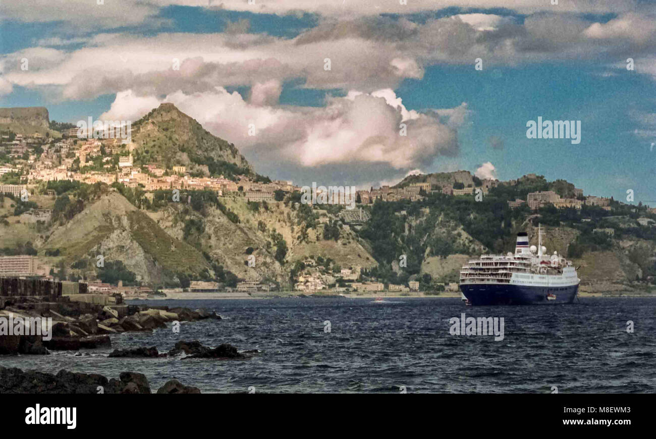 Taormina, Sicily, Italy. 5th Oct, 2004. A cruise ship in the bay below ...