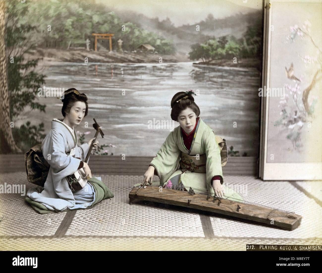 Japanese women playing koto hi-res stock photography and images - Alamy