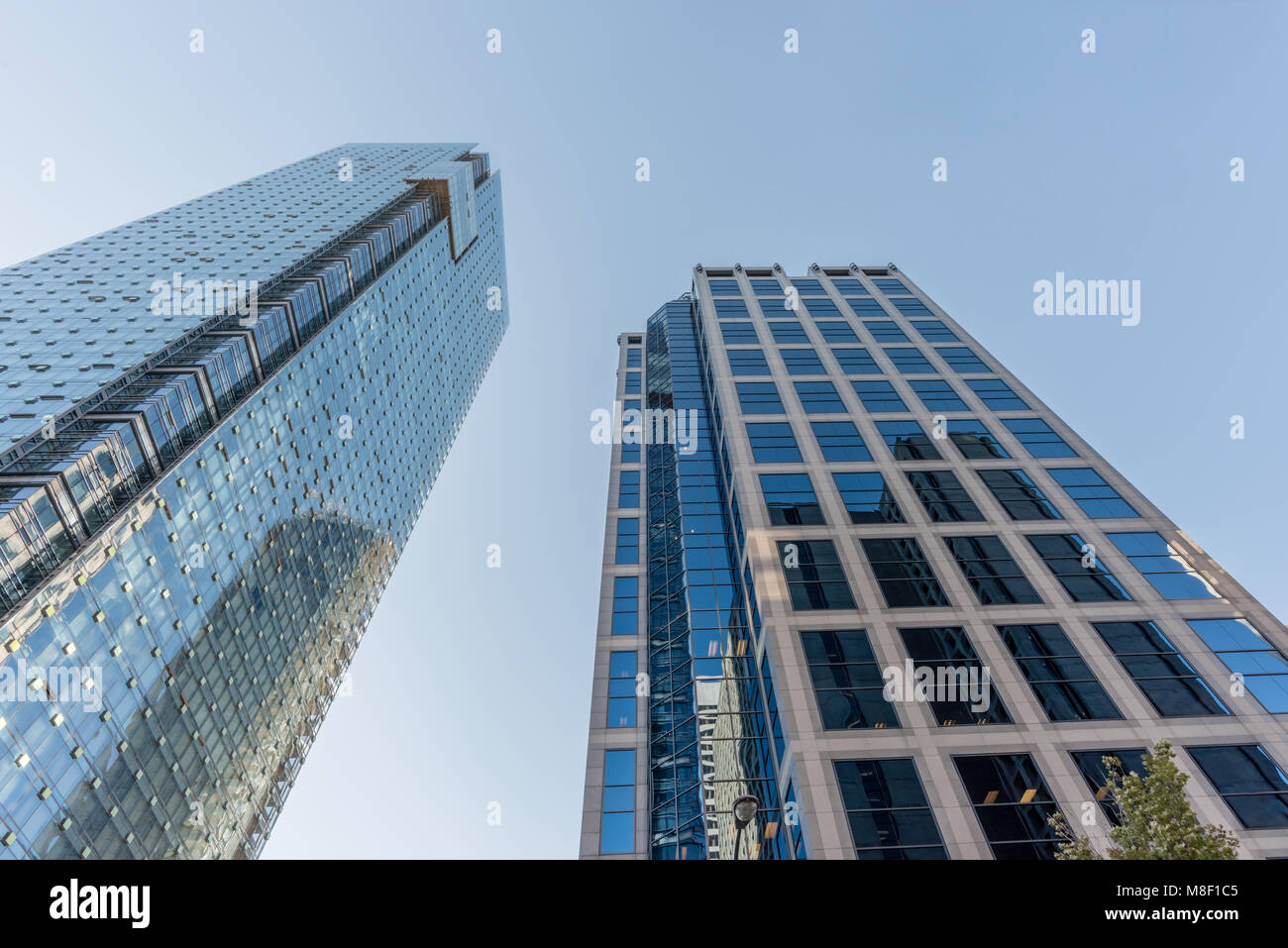 Glass skyscrapers hi-res stock photography and images - Alamy