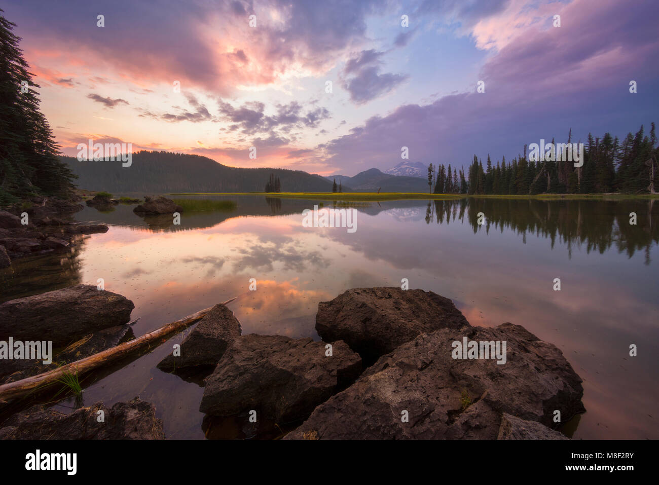 USA, Oregon, Landscape with Sparks Lake at sunset Stock Photo - Alamy
