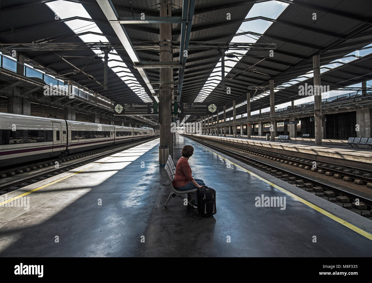 Empty train platform hi-res stock photography and images - Alamy