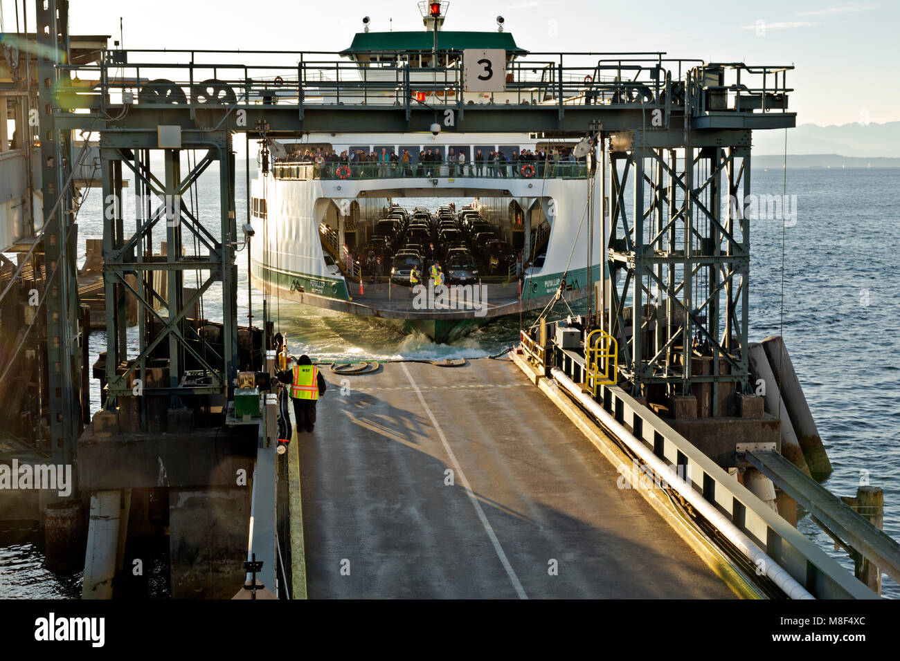 Cross docking hi-res stock photography and images - Alamy