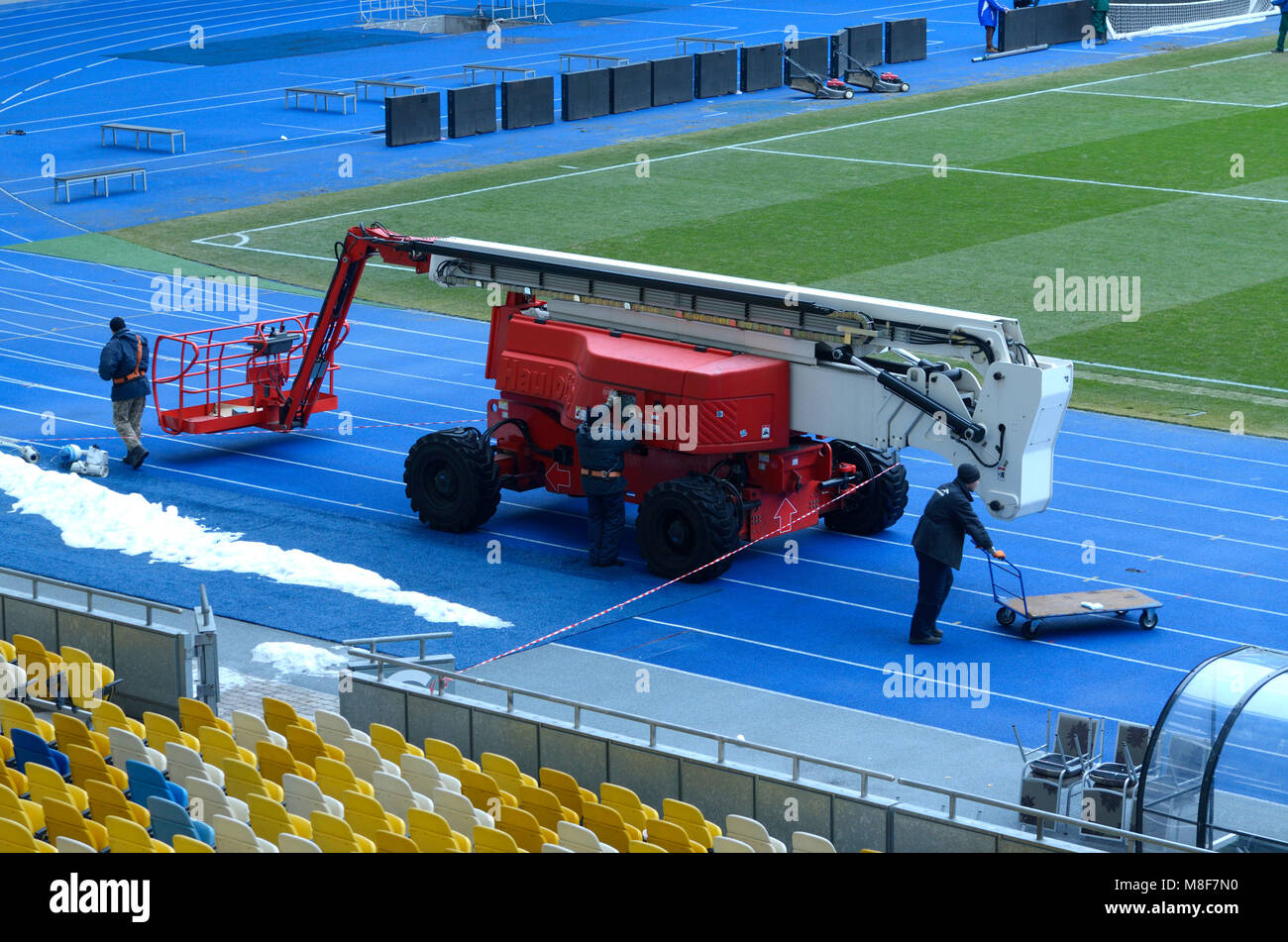 Truck mounted boom lift hi-res stock photography and images - Alamy