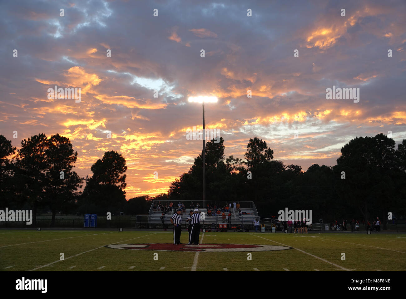 Stadium crowd at night hi-res stock photography and images - Alamy