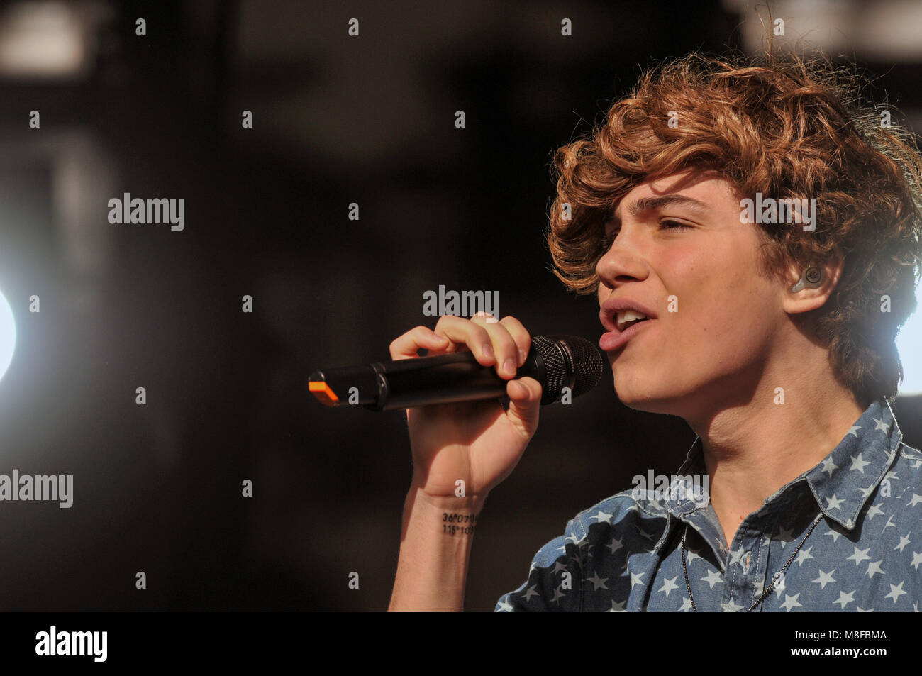 Male pop stars hi-res stock photography and images - Alamy