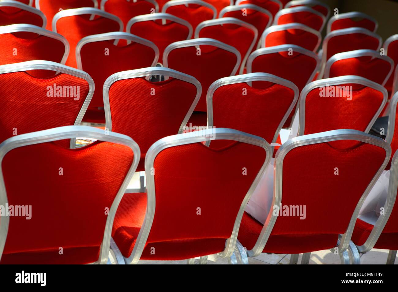 red chairs rows in conference hall Stock Photo - Alamy
