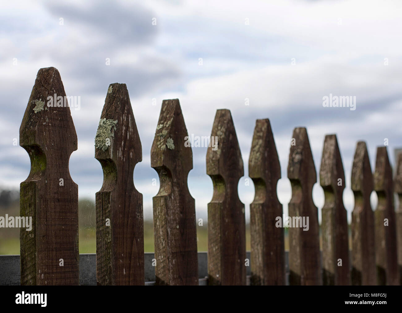 Rustic old garden fence cottage hi-res stock photography and images - Alamy