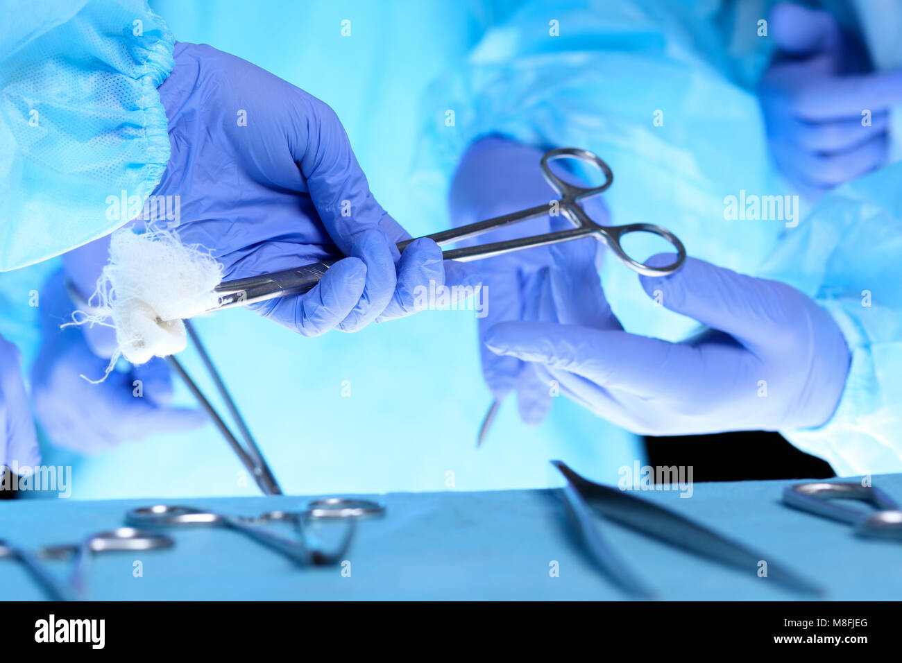 Surgeons hands and scissors hi-res stock photography and images - Alamy