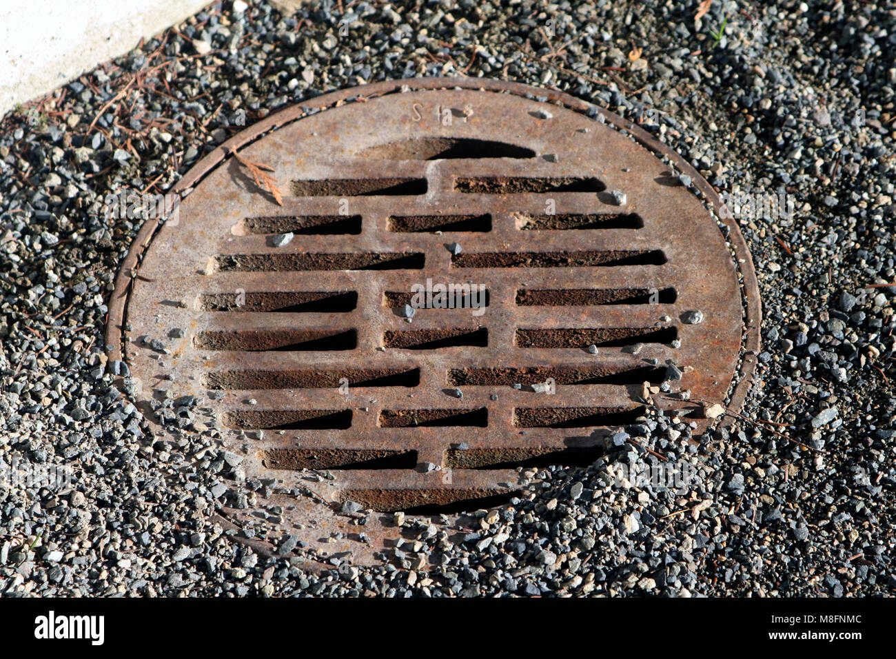 Round sewer manhole cover hi-res stock photography and images - Alamy