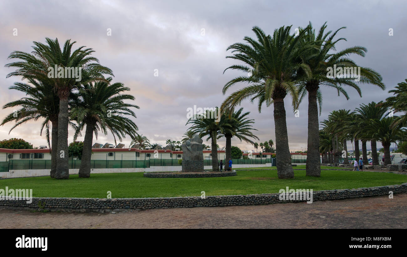 Garden square with palm trees in town of Gran Canaria Stock Photo - Alamy