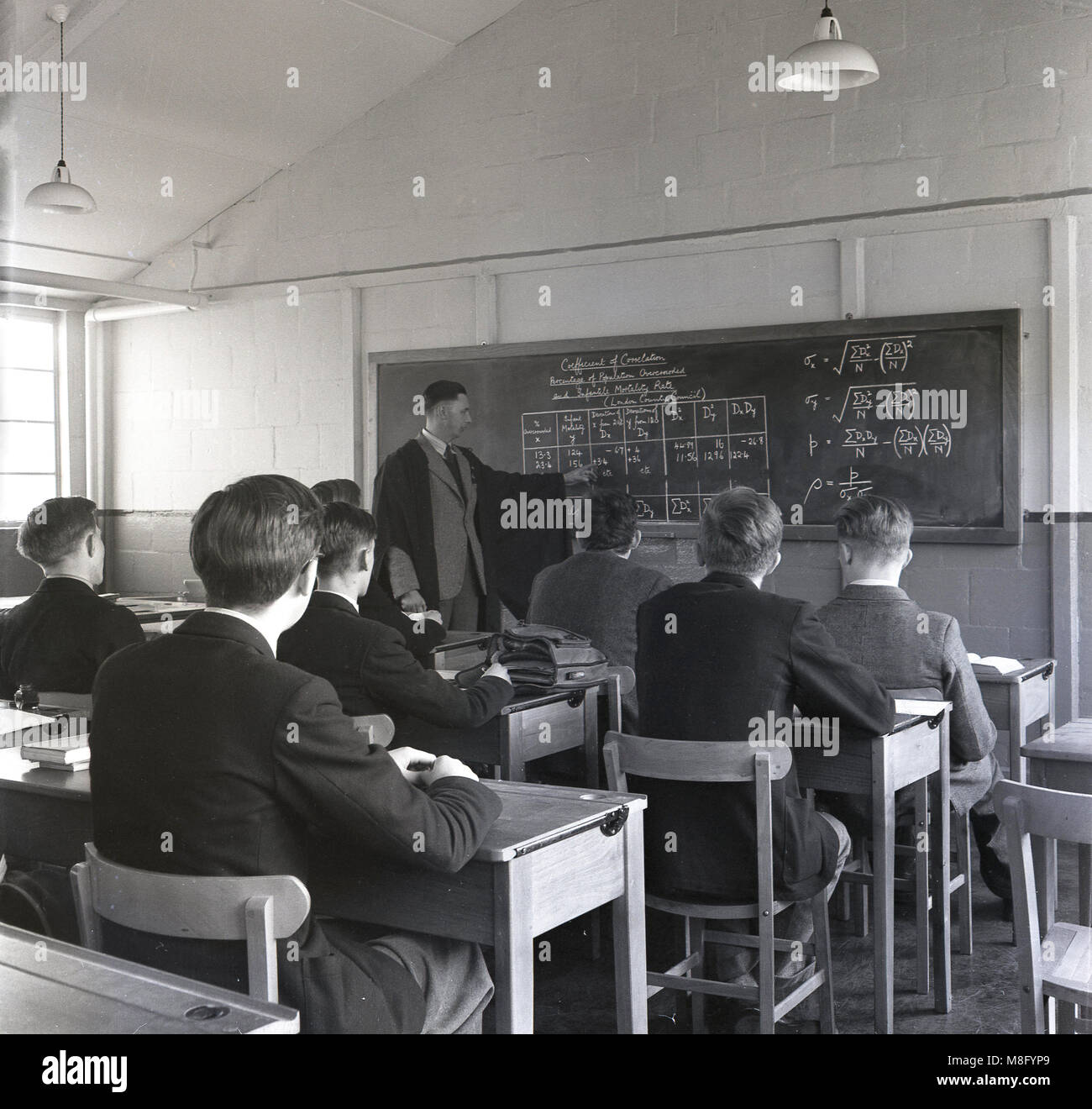 School classroom uk 1950 hi-res stock photography and images - Alamy