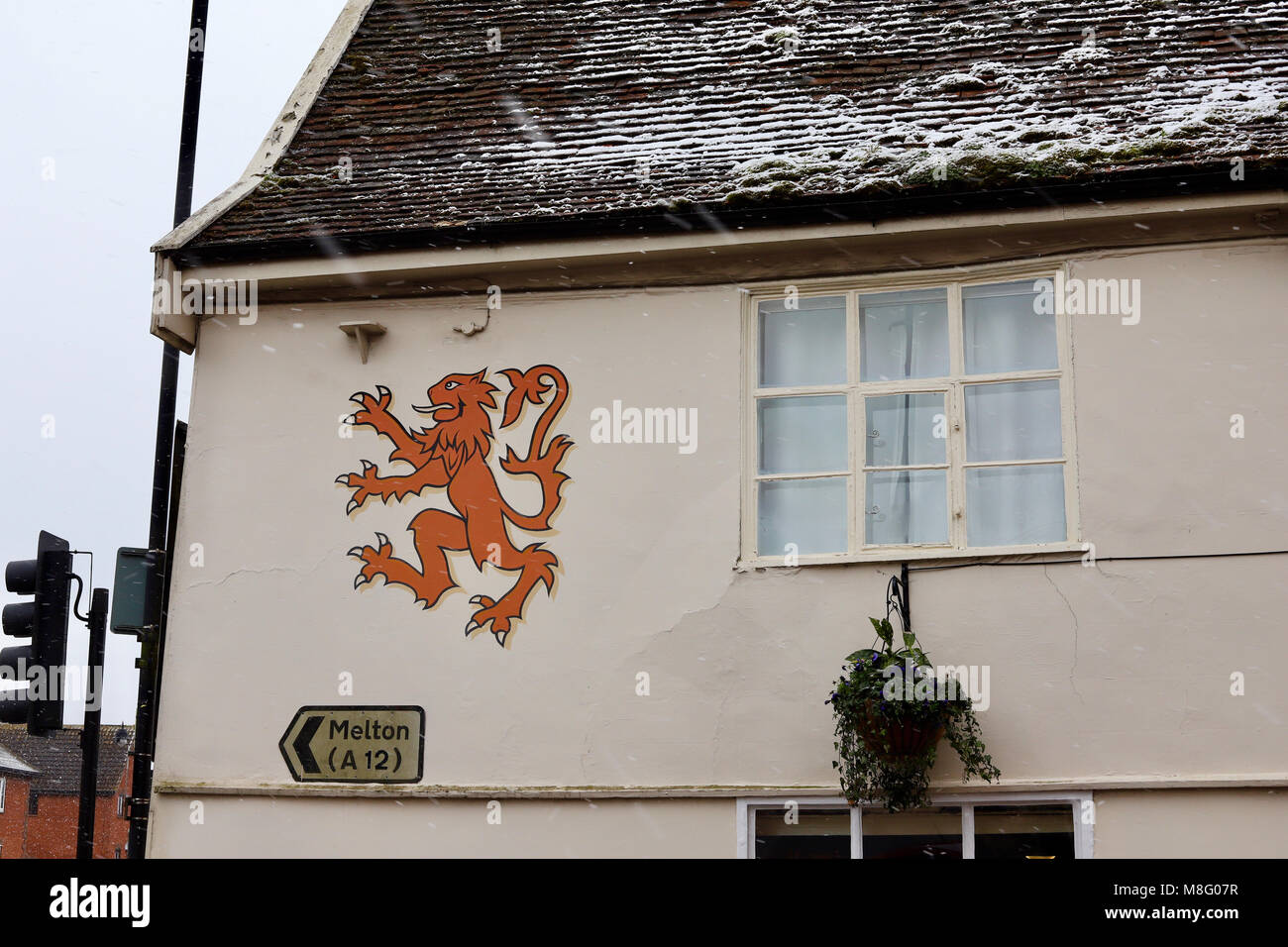 Red Lion motif on the pub, The Thoroughfare, Woodbridge, Suffolk. Road ...