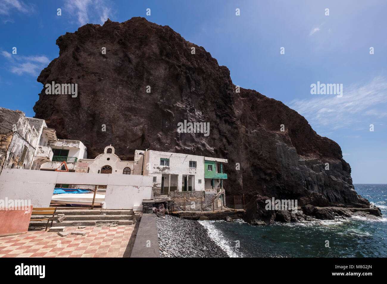 Houses built into rock hi-res stock photography and images - Alamy