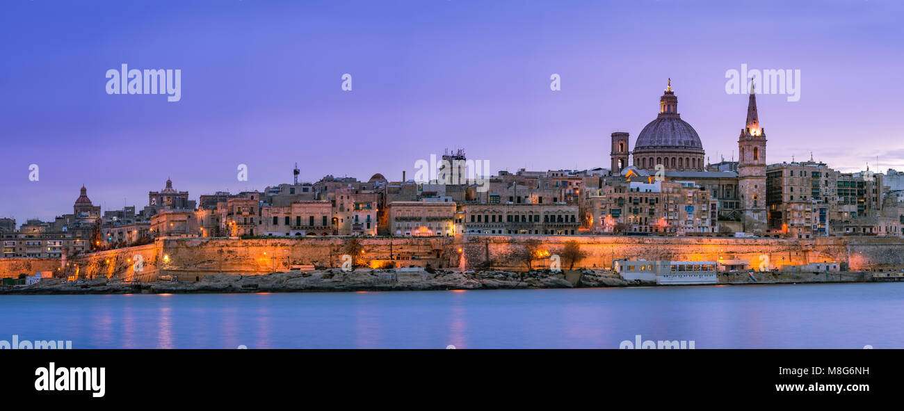 Panoramic skyline of illuminated Valletta in Malta Stock Photo - Alamy