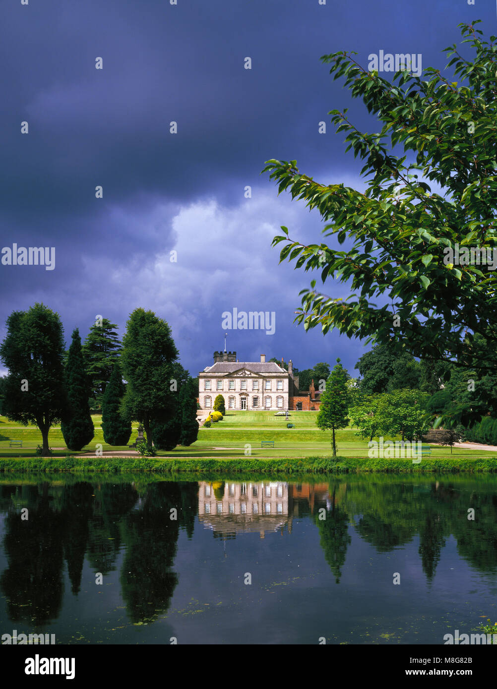 Melbourne Hall and Lake, near Derby, Derbyshire, England UK Stock Photo ...
